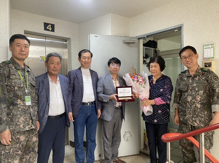 [포토] 청주 가경동, 신흥식씨 가정에 병역명문가 문패 전달