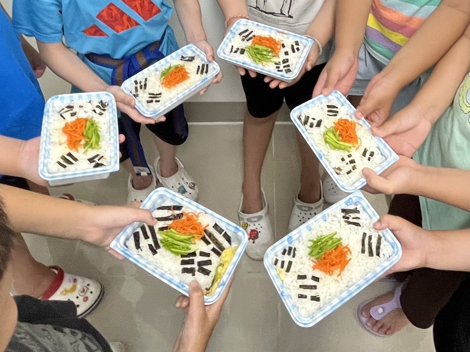 [포토] 광복절 앞두고 태극기비빔밥 만드는 어린이들