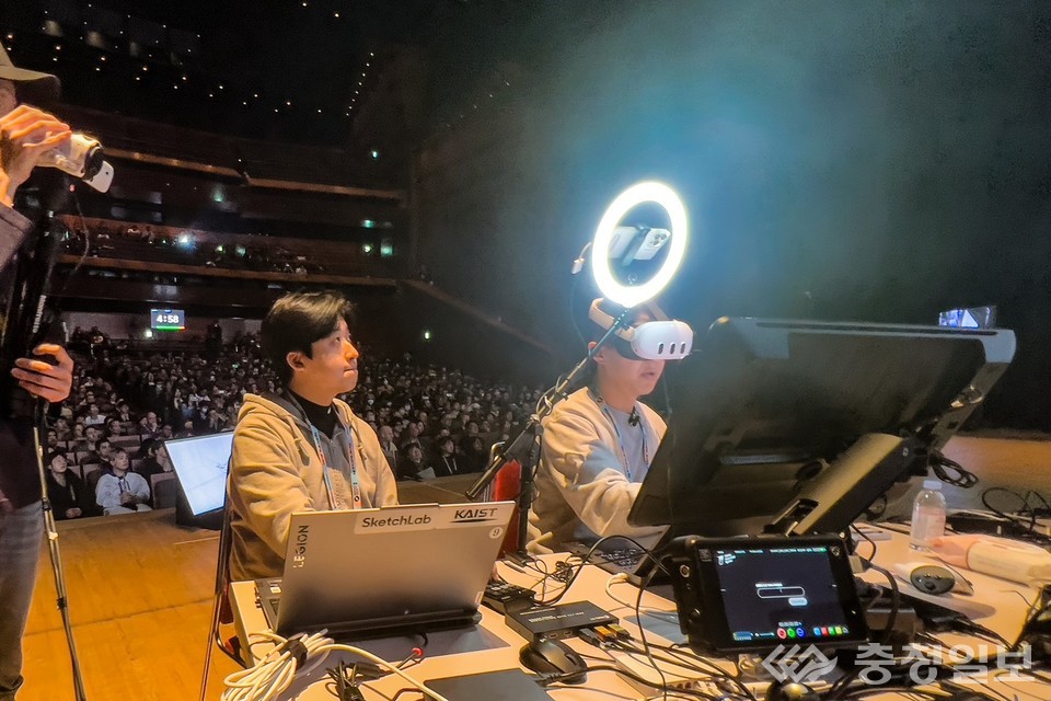 KAIST,, VR 속에서 탄생한 4족 거미 로봇의 기적