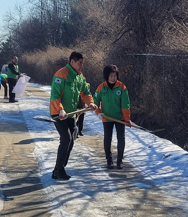 예산군 삽교읍 자율방재단, 빙판길 제거 작업으로 주민 안전 확보