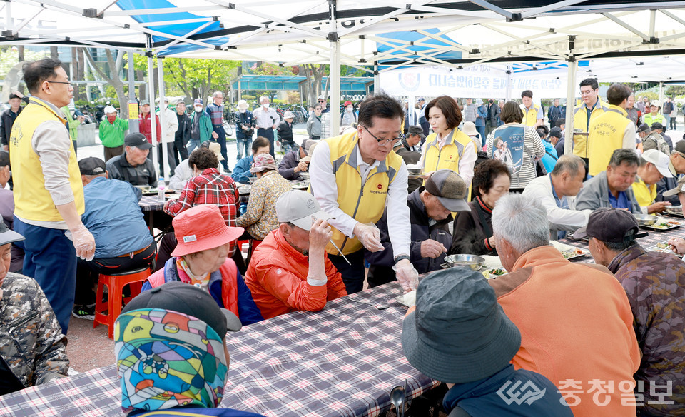 대전시의회, 무료급식 봉사 확대…'시민 곁으로 다가서는 의회' 실천