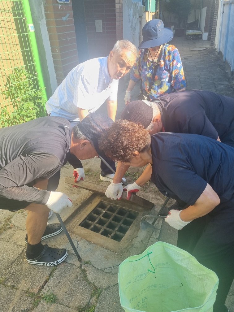 [포토] 영운동 통장협의회, 호우 대비 빗물받이 청소