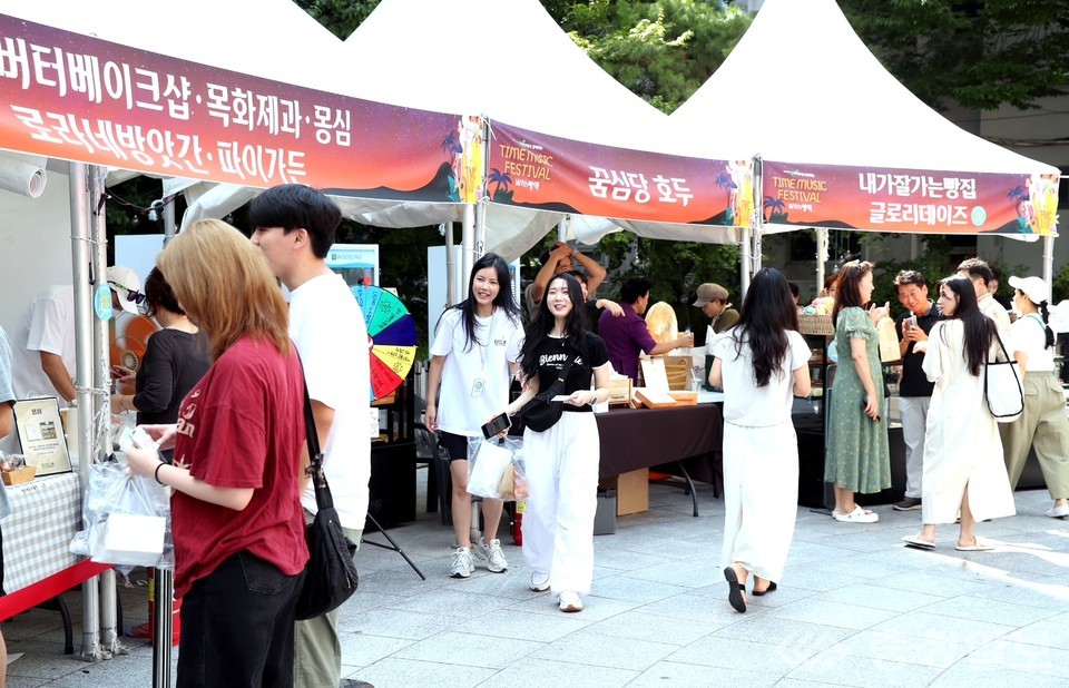 '빵과 맥주, 그리고 음악'…서구 타임뮤직 페스티벌, 여름밤 감성 물들이다